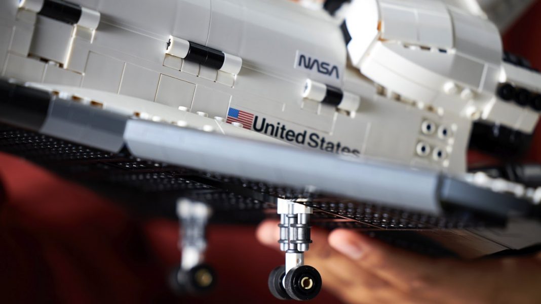 LEGO NASA Space Shuttle Discovery | Celebra os 30 anos de lançamento do ...